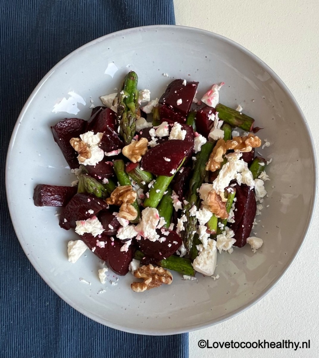 Aspergesalade met rode bietjes, feta en walnoten | Love to cook healthy